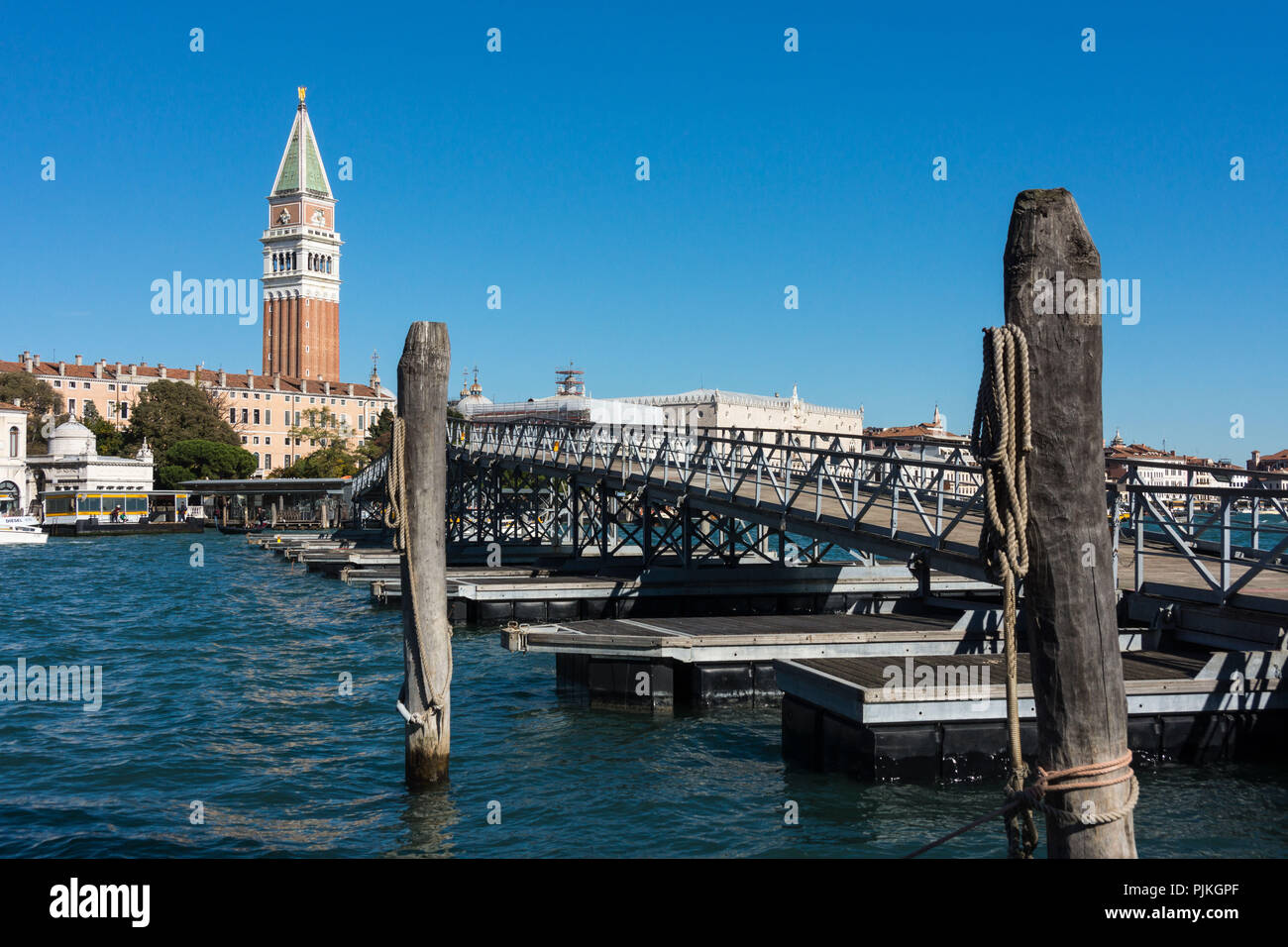 Venice, Grand Canal, pontoon bridge, Venice Marathon Stock Photo - Alamy