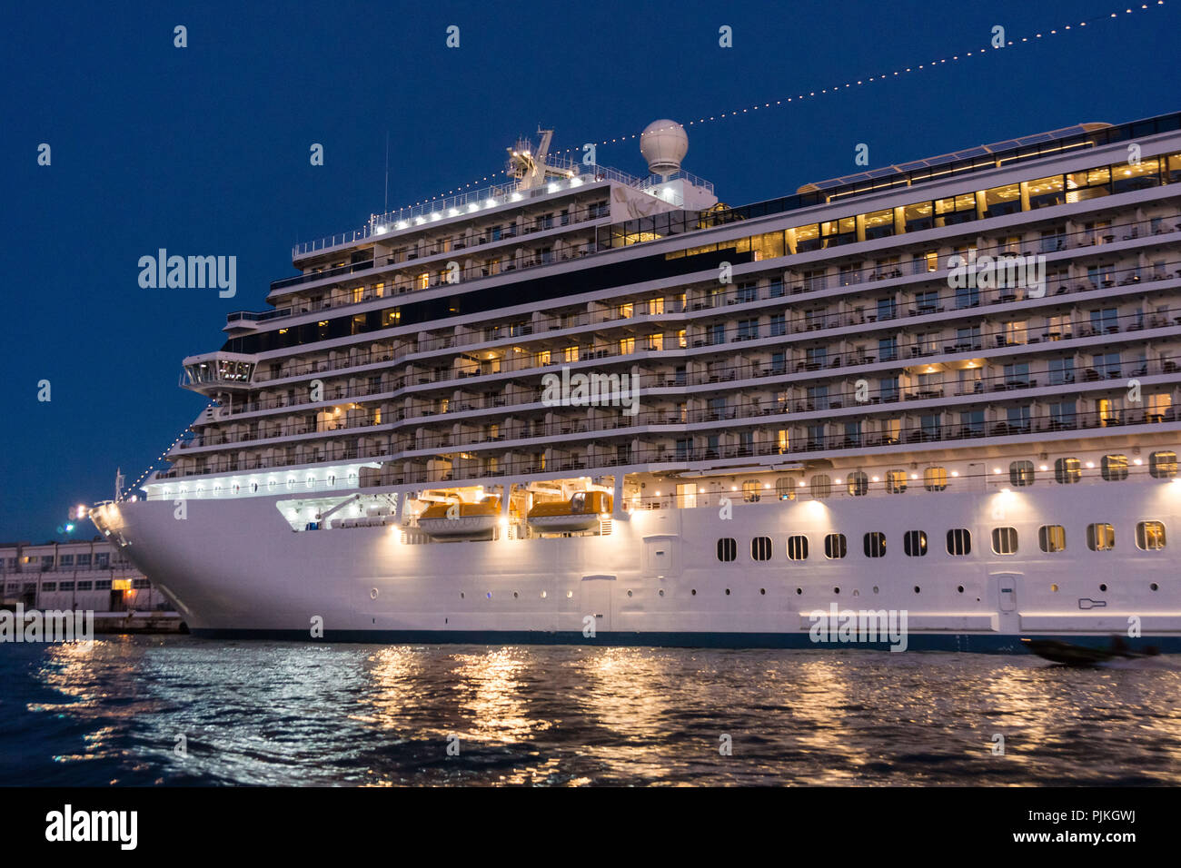 Venice, ferry terminal, cruise ship Stock Photo - Alamy