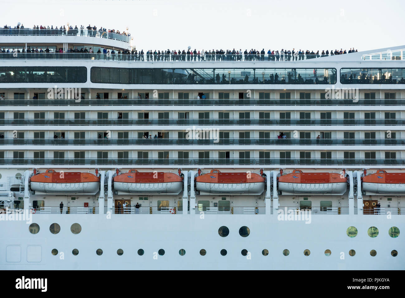 Venice, cruise ship Stock Photo - Alamy