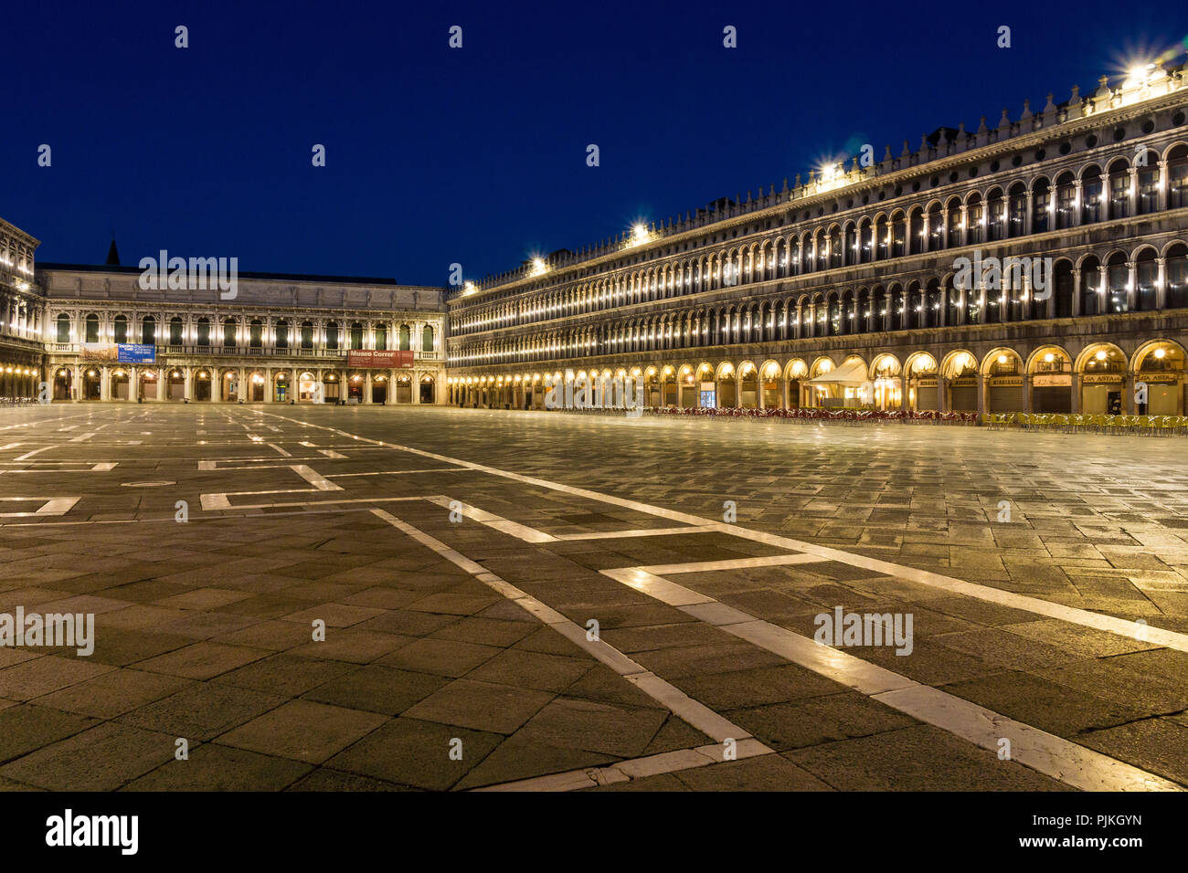 Time square night photo hi-res stock photography and images - Alamy