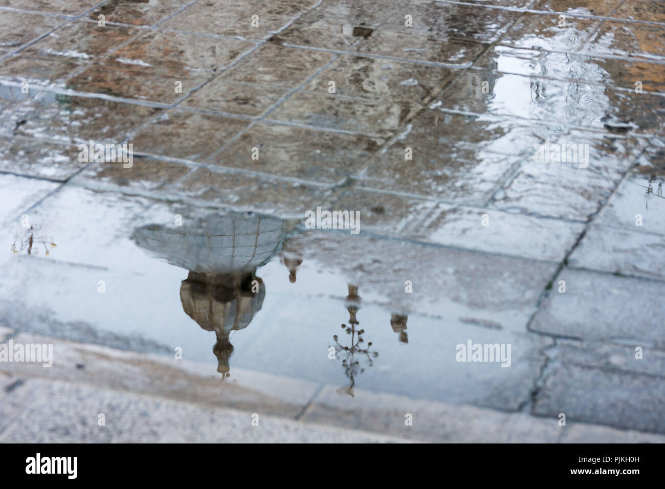 A palace with a courtyard by the lagoon hi-res stock photography and ...
