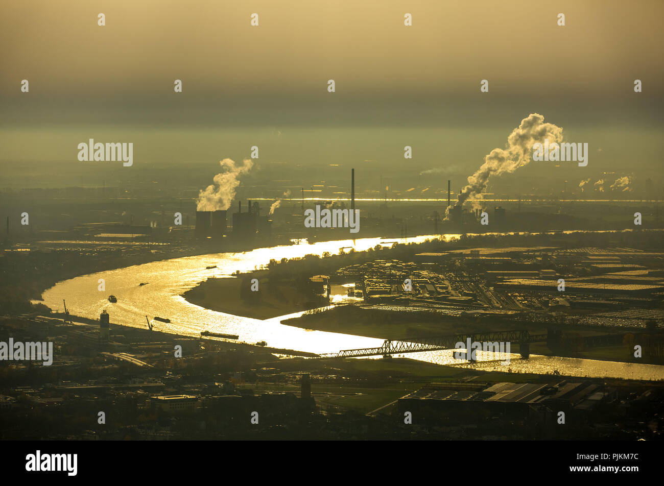 Rhine loop in the evening light between Rheinhausen and Angerhausen ...