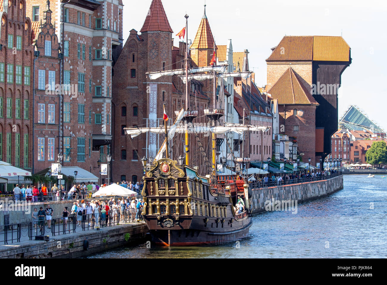 Harbor basin with cog hi-res stock photography and images - Alamy