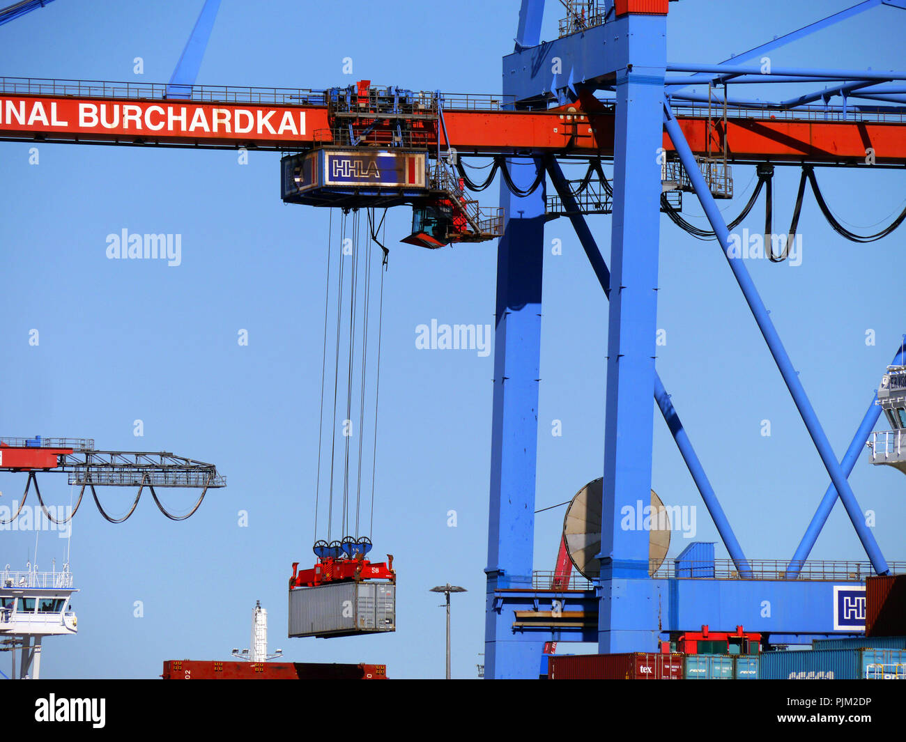 Loading of shipping containers Stock Photo - Alamy