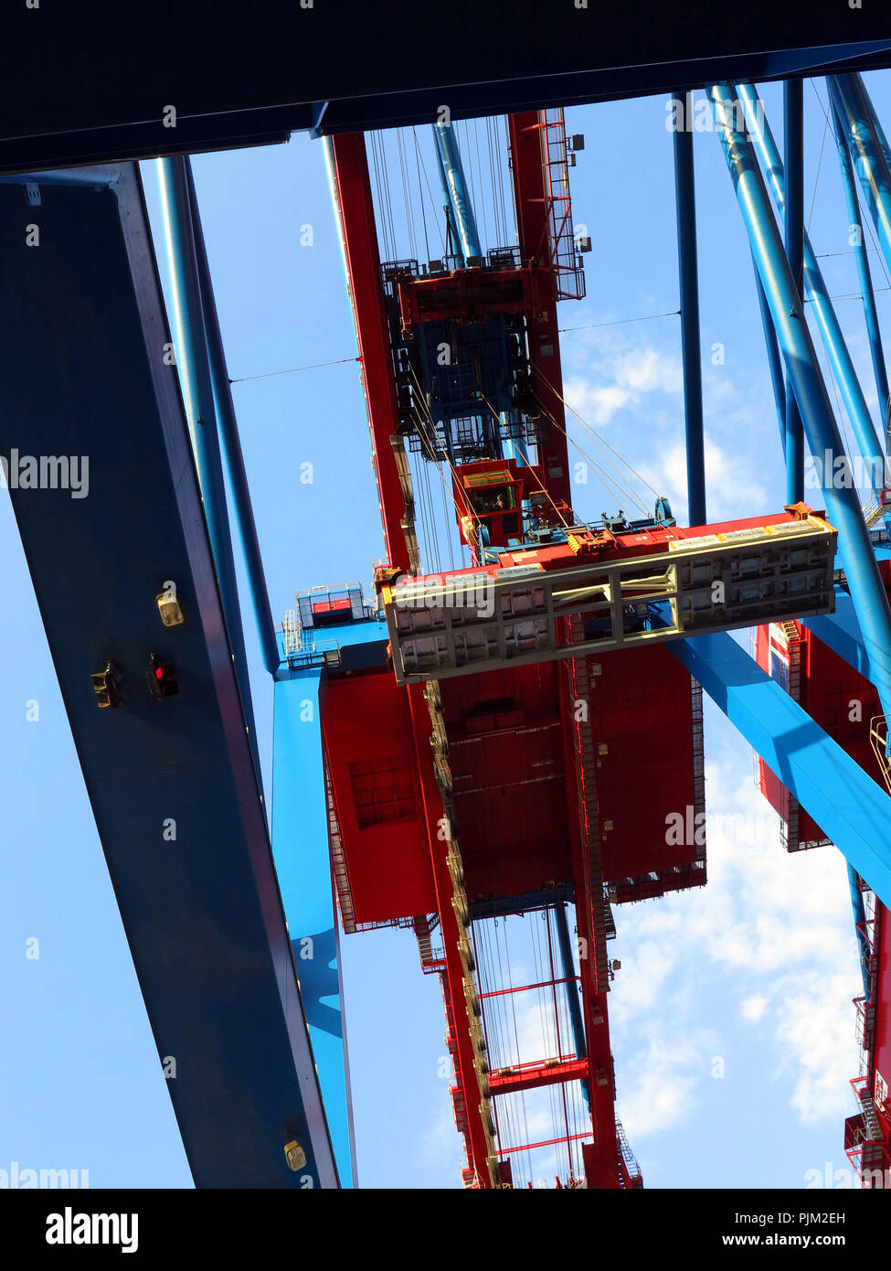 Hatch cover crane hi-res stock photography and images - Alamy