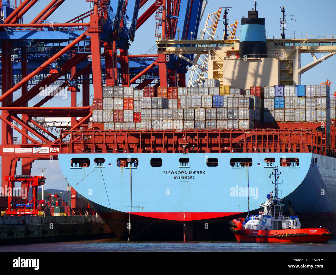 Landing a container ship Stock Photo - Alamy