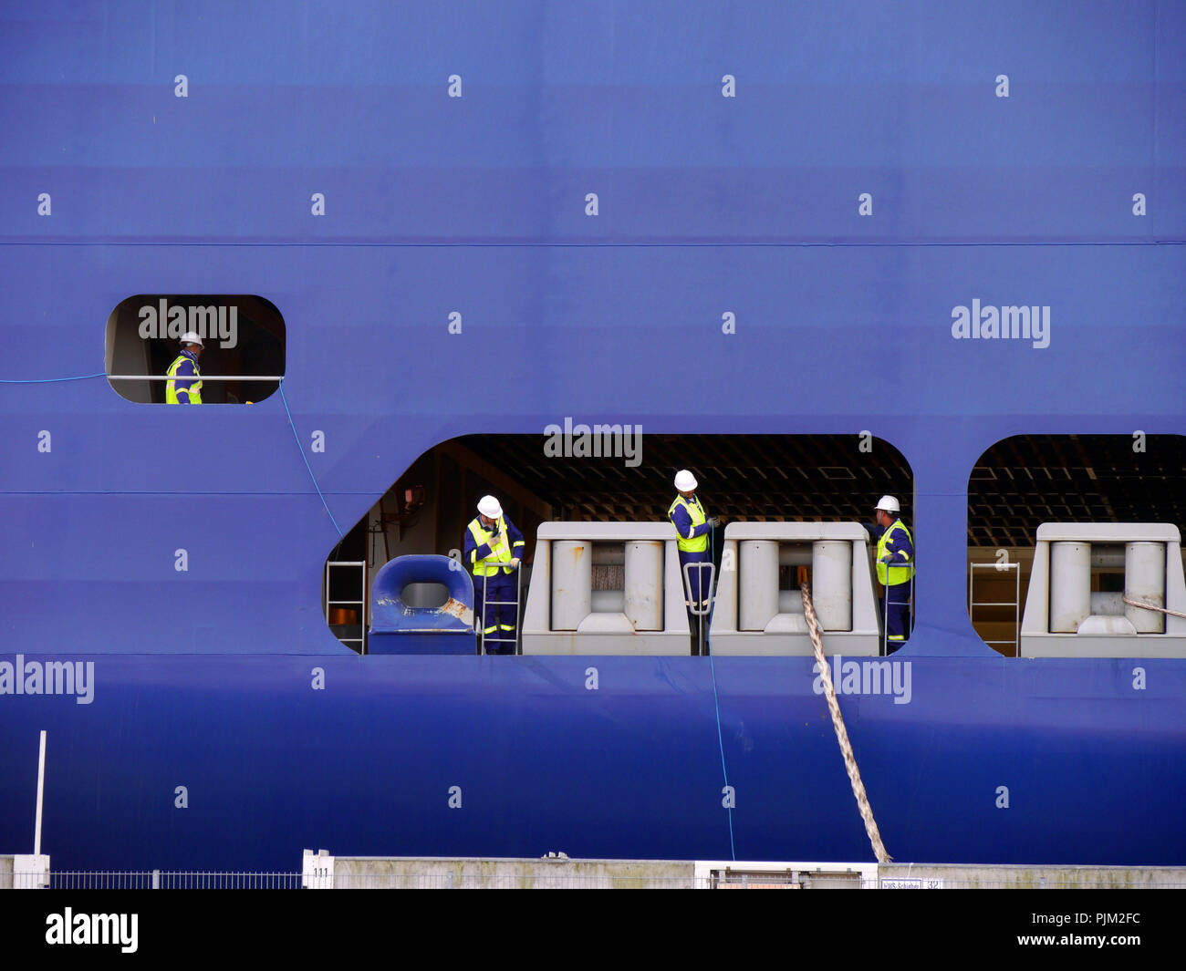 Mooring maneuver hi-res stock photography and images - Alamy