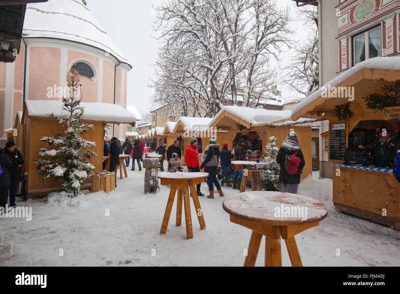 Advent and Christmas market in Mittenwald Stock Photo - Alamy