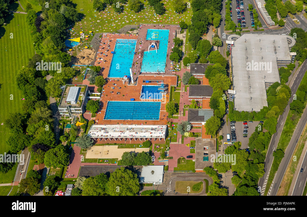Bathers, sunbathing, swimming pool, sunbathing areas, bath towels ...