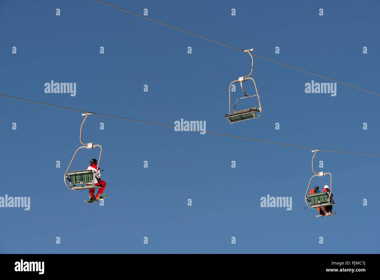 Chair lift and skiers hi-res stock photography and images - Alamy