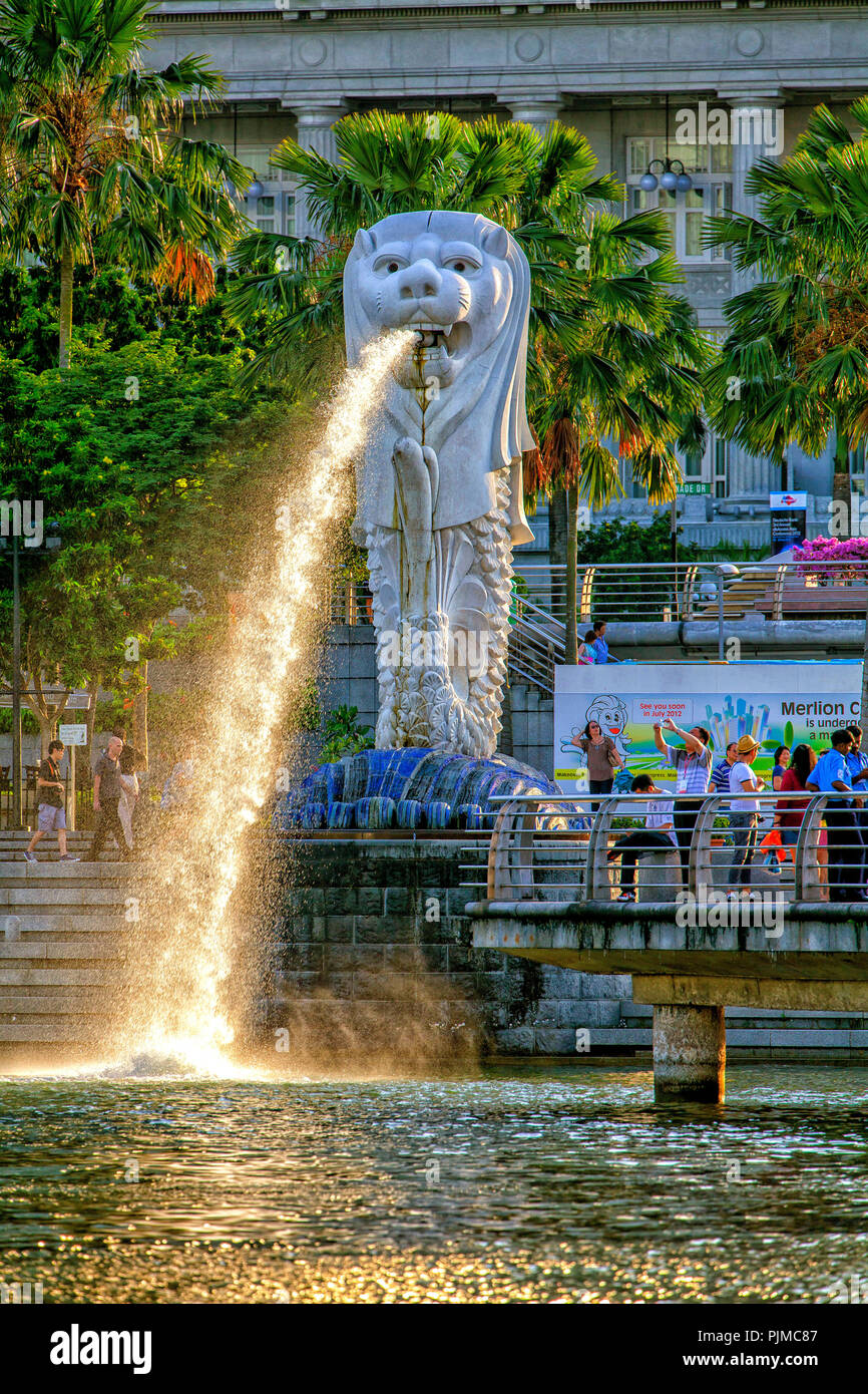 The Merlion, landmark of the metropolis Singapore, downtown skyline ...