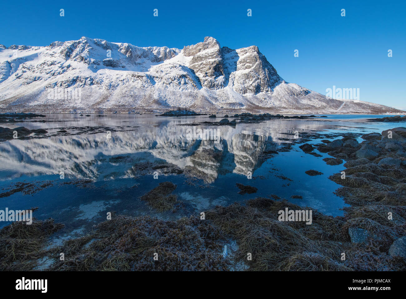 Water reflection of mountains hi-res stock photography and images - Alamy