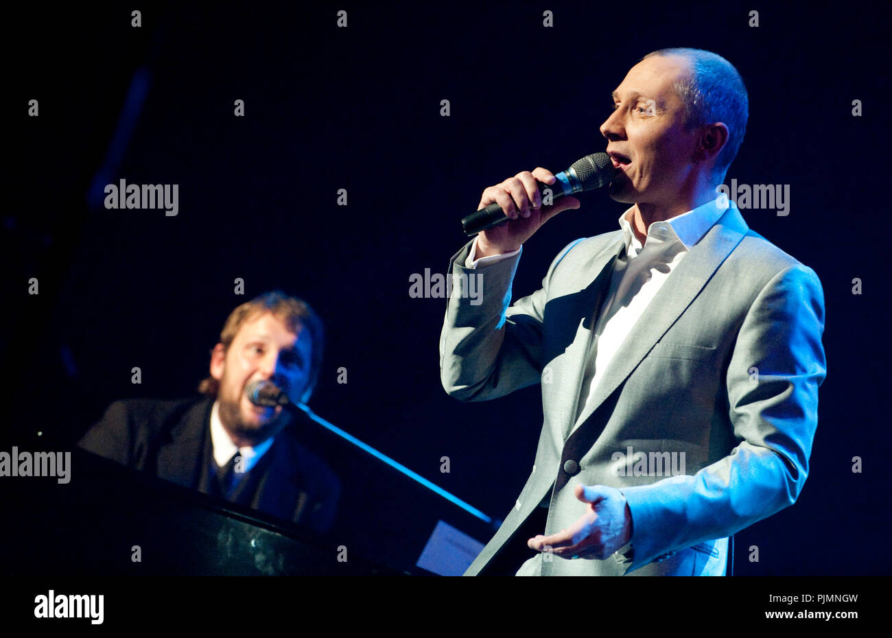 Novastar singer Joost Zweegers singing with Helmut Lotti at the Haiti ...