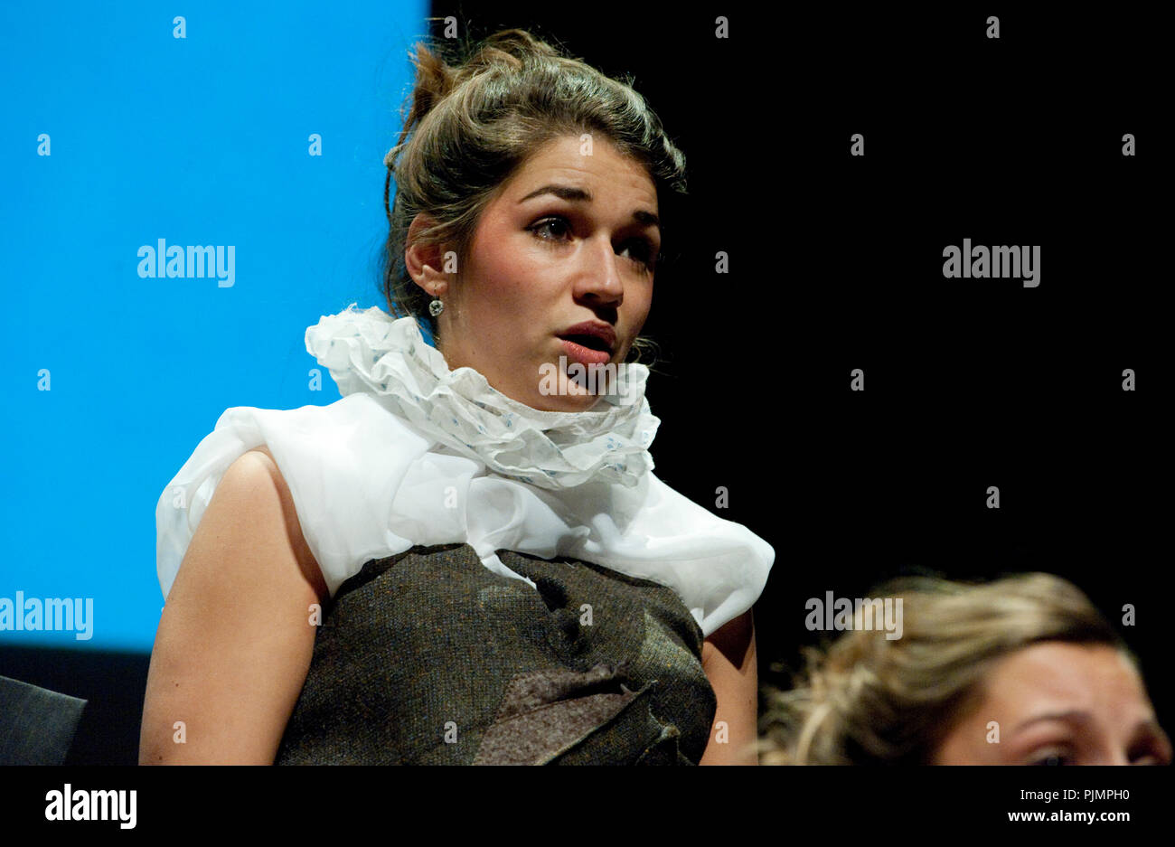 Soetkin Baptist performing with the Encantar classic ensemble at the ...