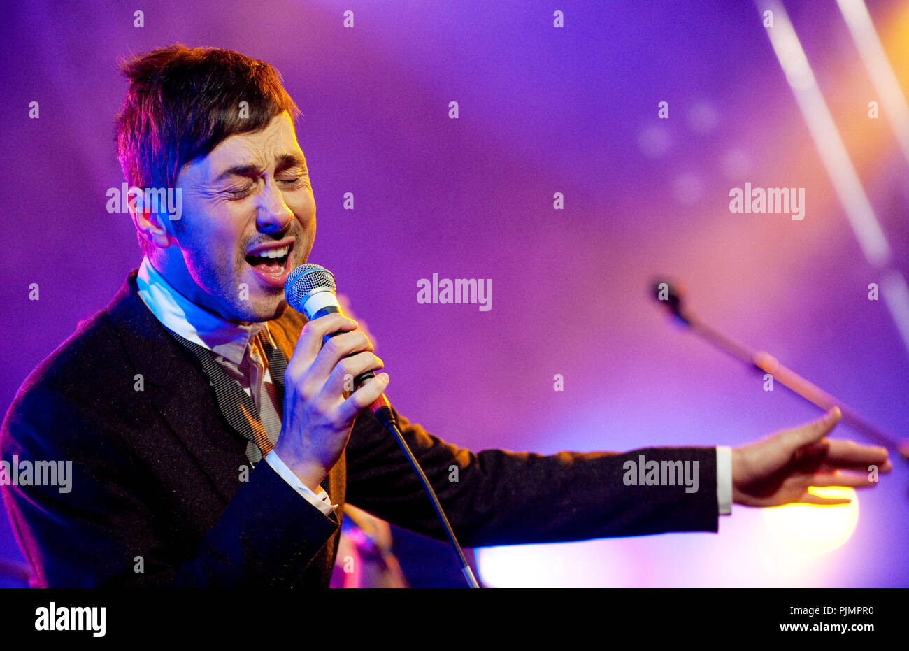 Flemish singer/composer Gustaph at the Radio 1 Sessies (Belgium, 13/10 ...