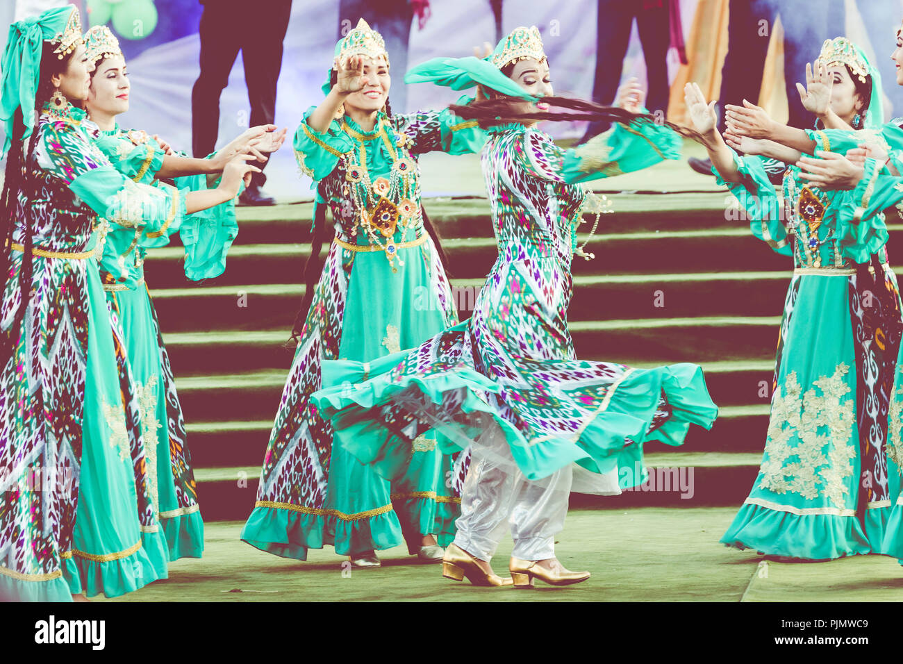 Uzbek girls bukhara uzbekistan hi-res stock photography and images - Alamy