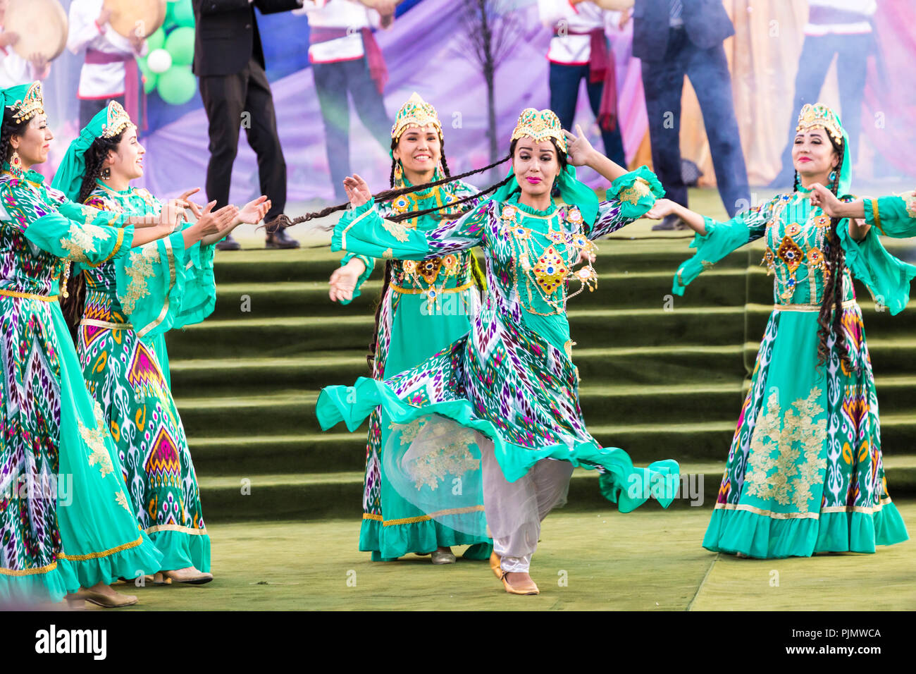 Uzbek girls bukhara uzbekistan hi-res stock photography and images - Alamy