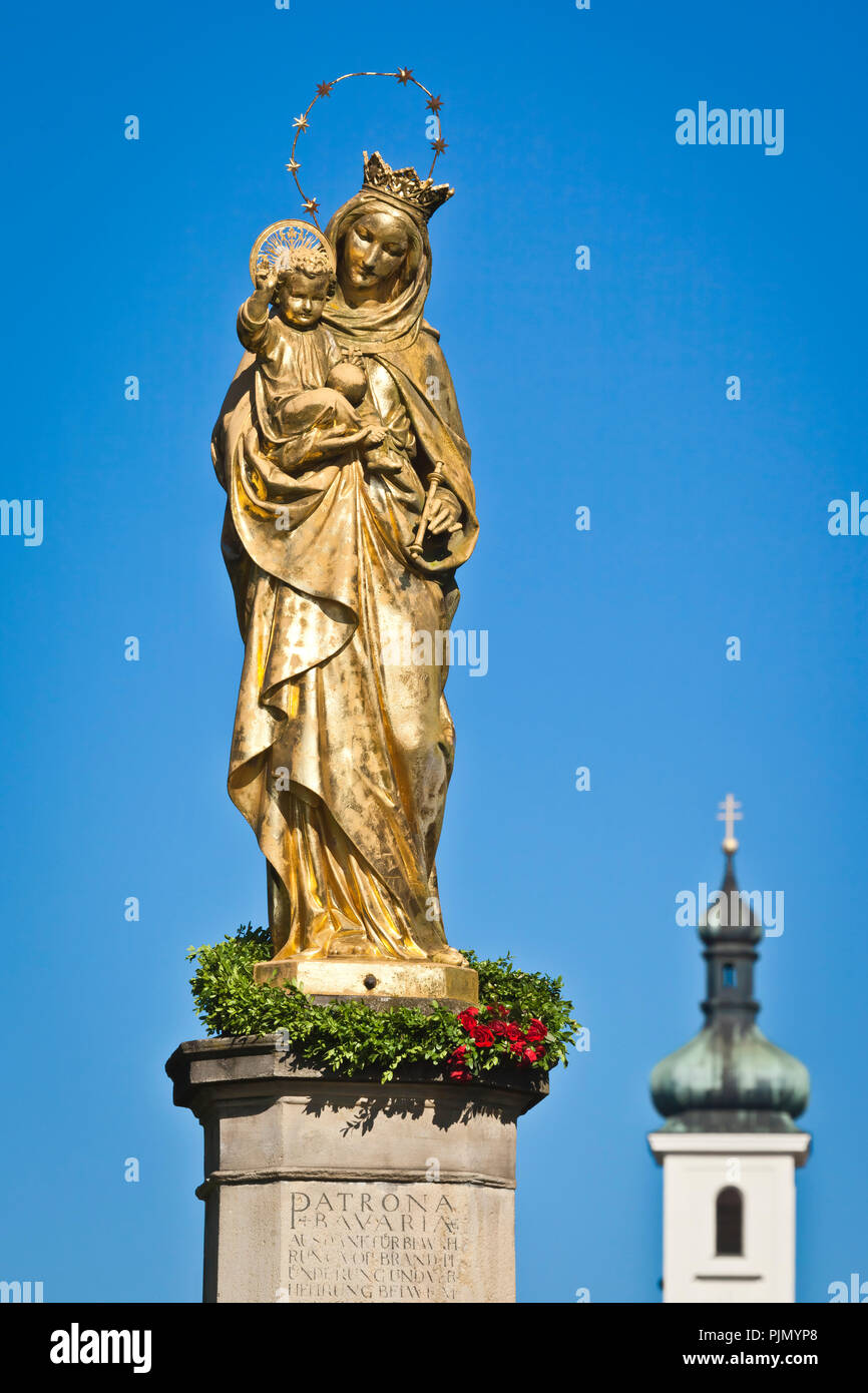 Golden statue maria madonna in hi-res stock photography and images - Alamy