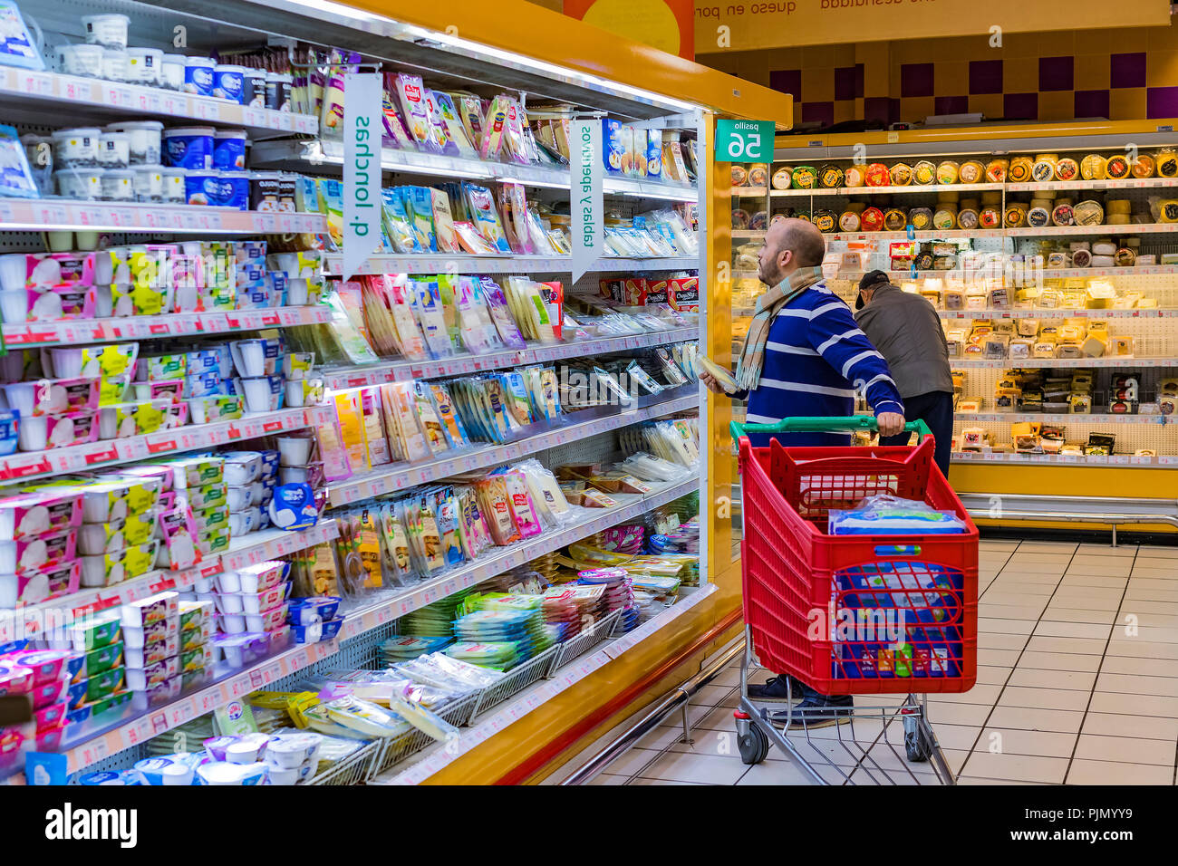 Supermarket Interior Spain Stock Photos & Supermarket Interior Spain ...