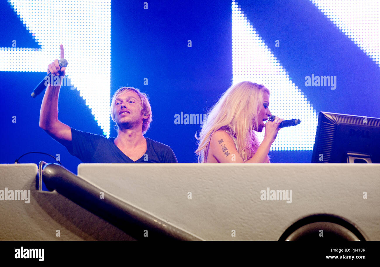 Regi Penxten with special guest Kaya Jones at the Laundry Day festival ...