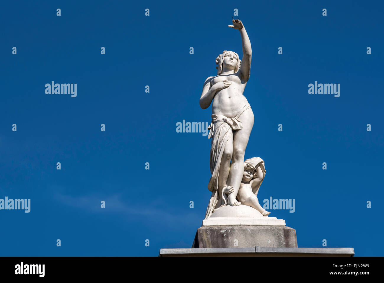 Nine metre high corinthian sandstone column hi-res stock photography and images - Alamy