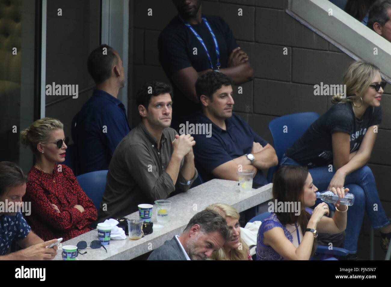 Jason biggs and jenny mollen hi-res stock photography and images - Alamy