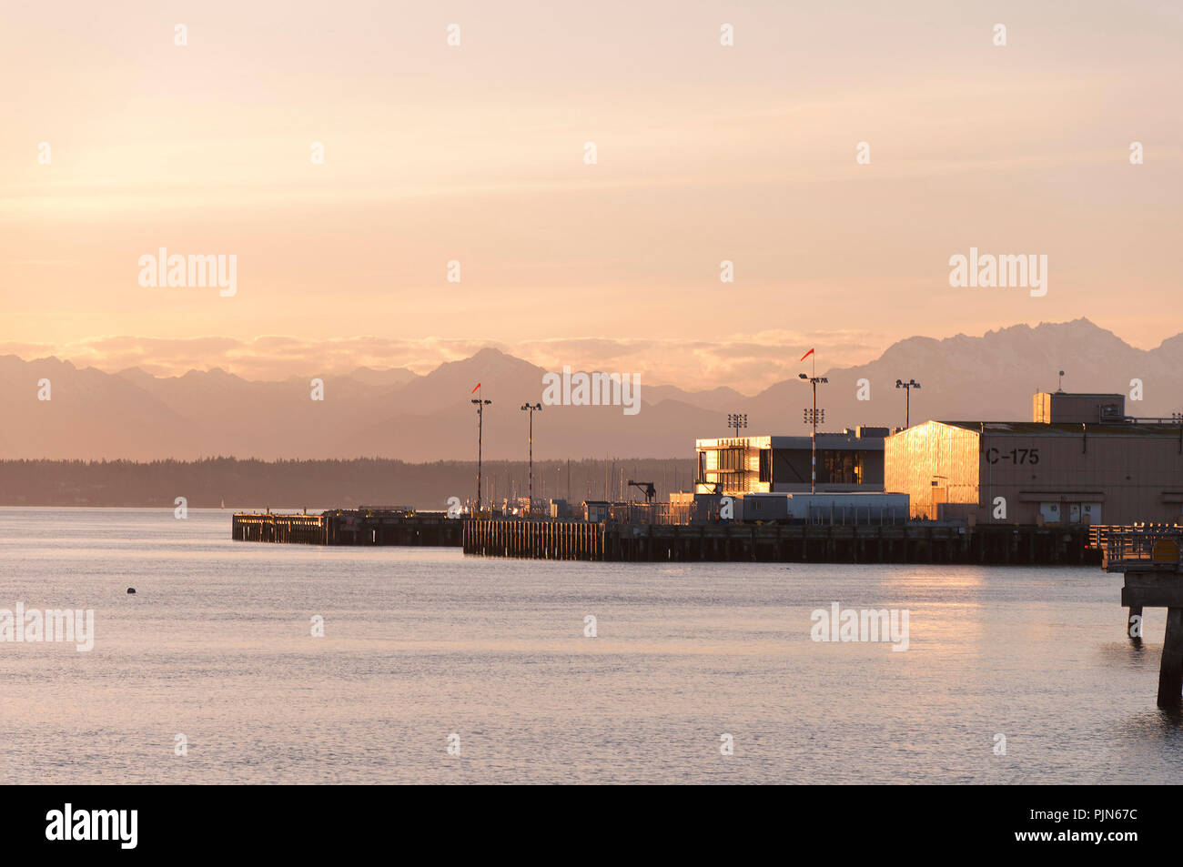 Olympic sculpture park seattle boat hi-res stock photography and images ...