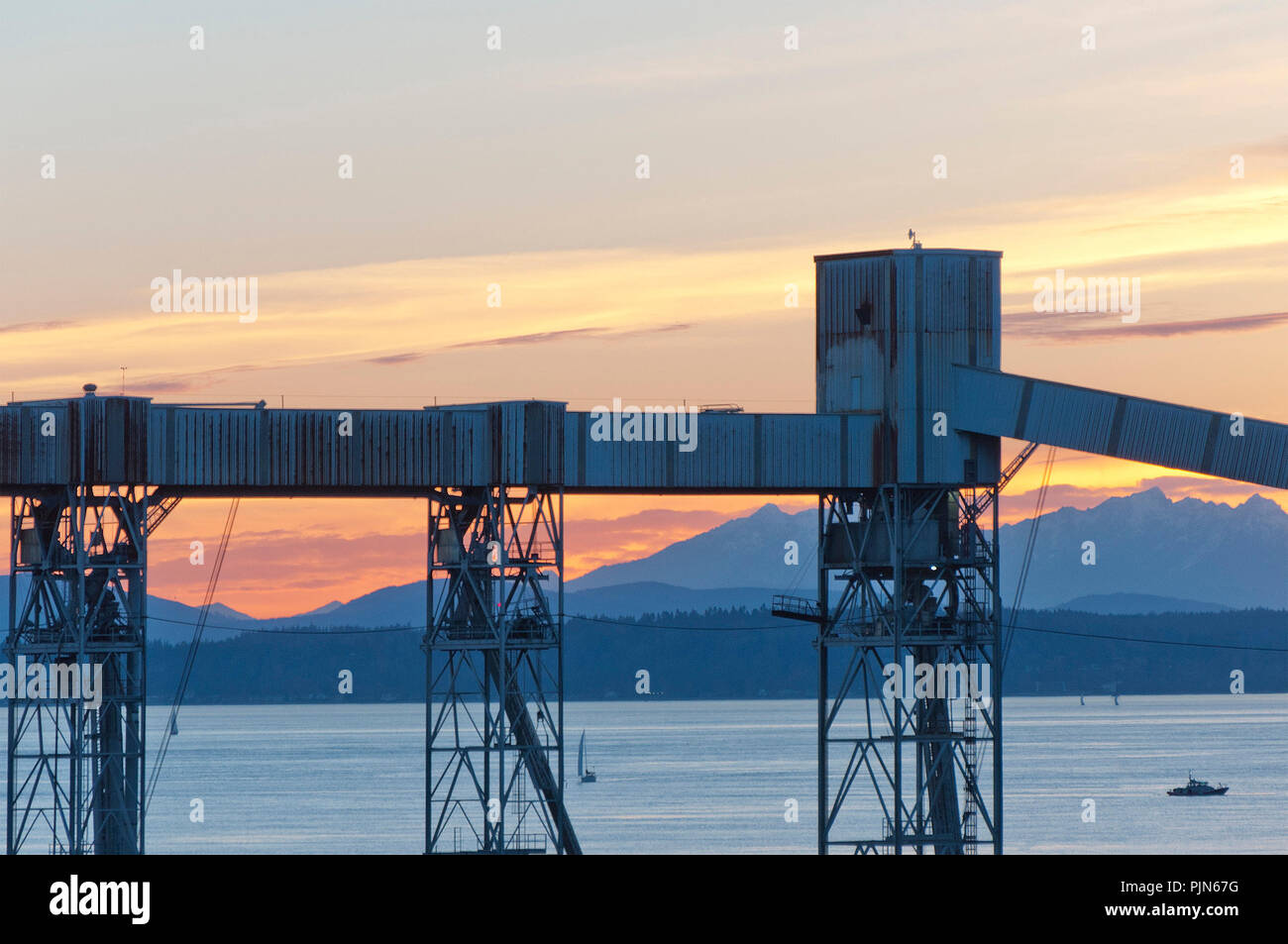 Olympic sculpture park seattle boat hi-res stock photography and images ...