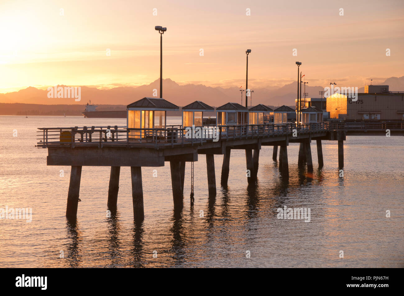 Olympic sculpture park seattle boat hi-res stock photography and images ...