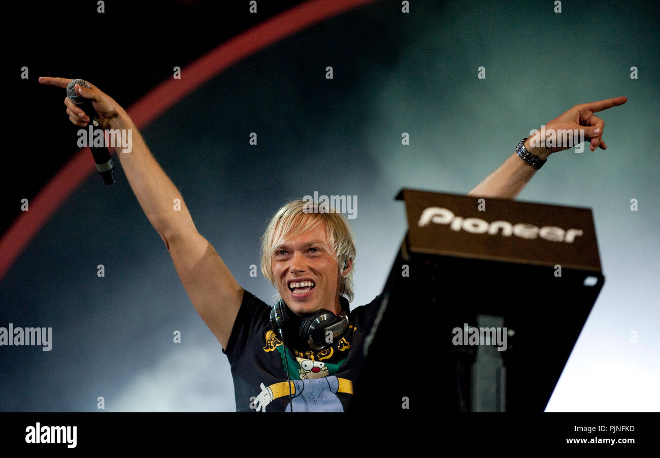 Regi Pinxten playing a DJ set at the I Love the 90's party in Hasselt ...