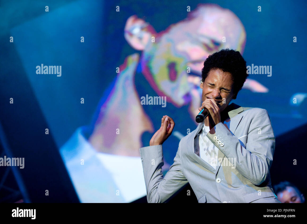 Idool live on stage hi-res stock photography and images - Alamy