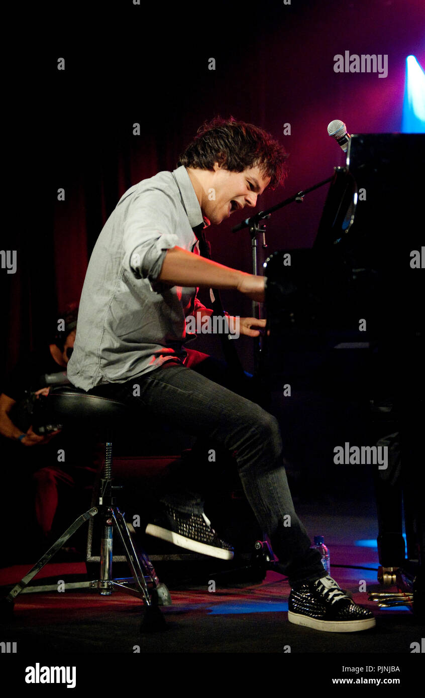 Zanger pianist hi-res stock photography and images - Alamy