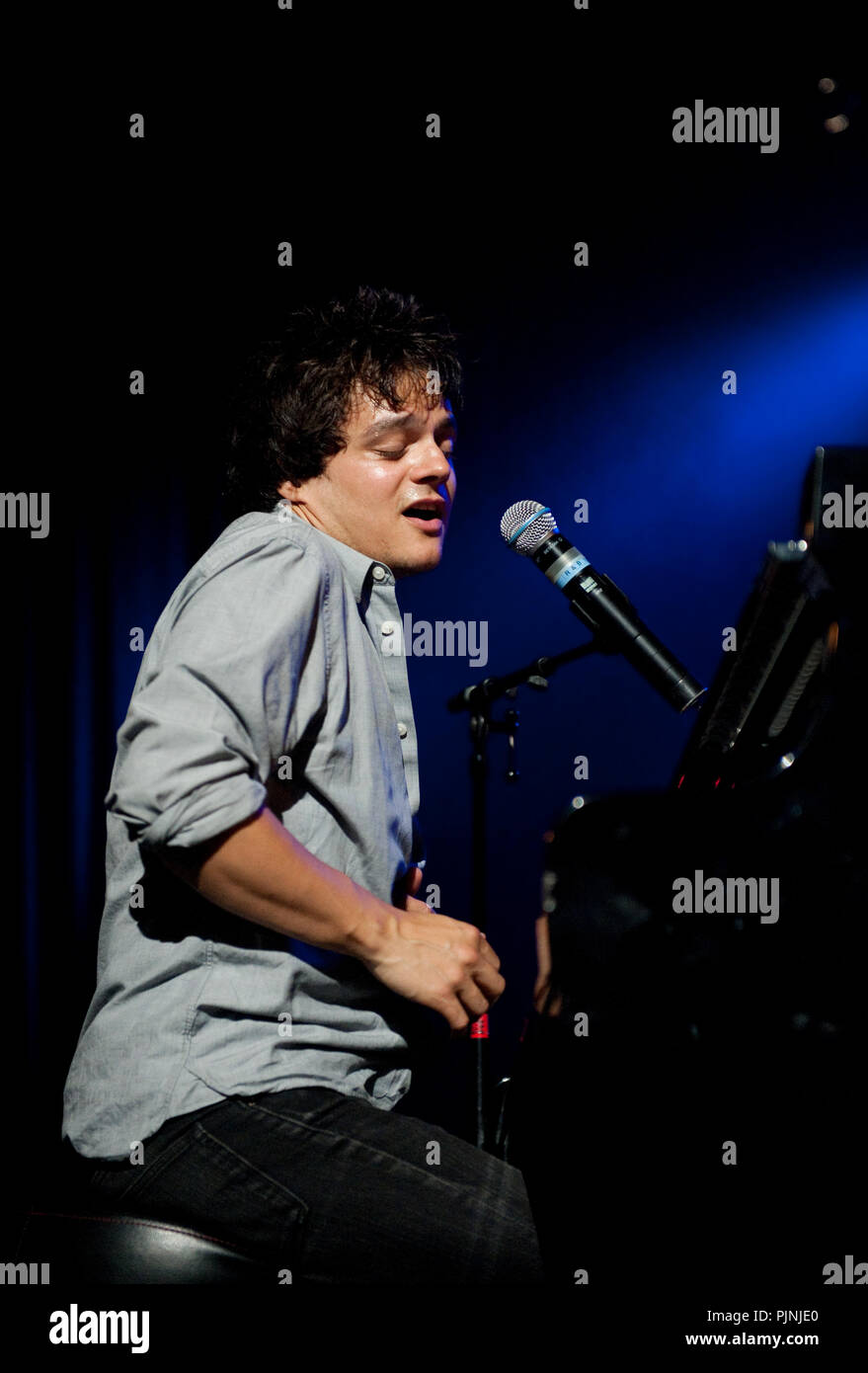 Zanger pianist hi-res stock photography and images - Alamy