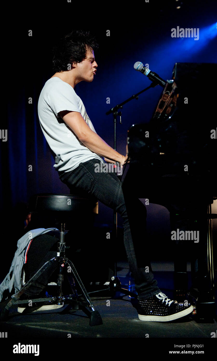 Zanger pianist hi-res stock photography and images - Alamy