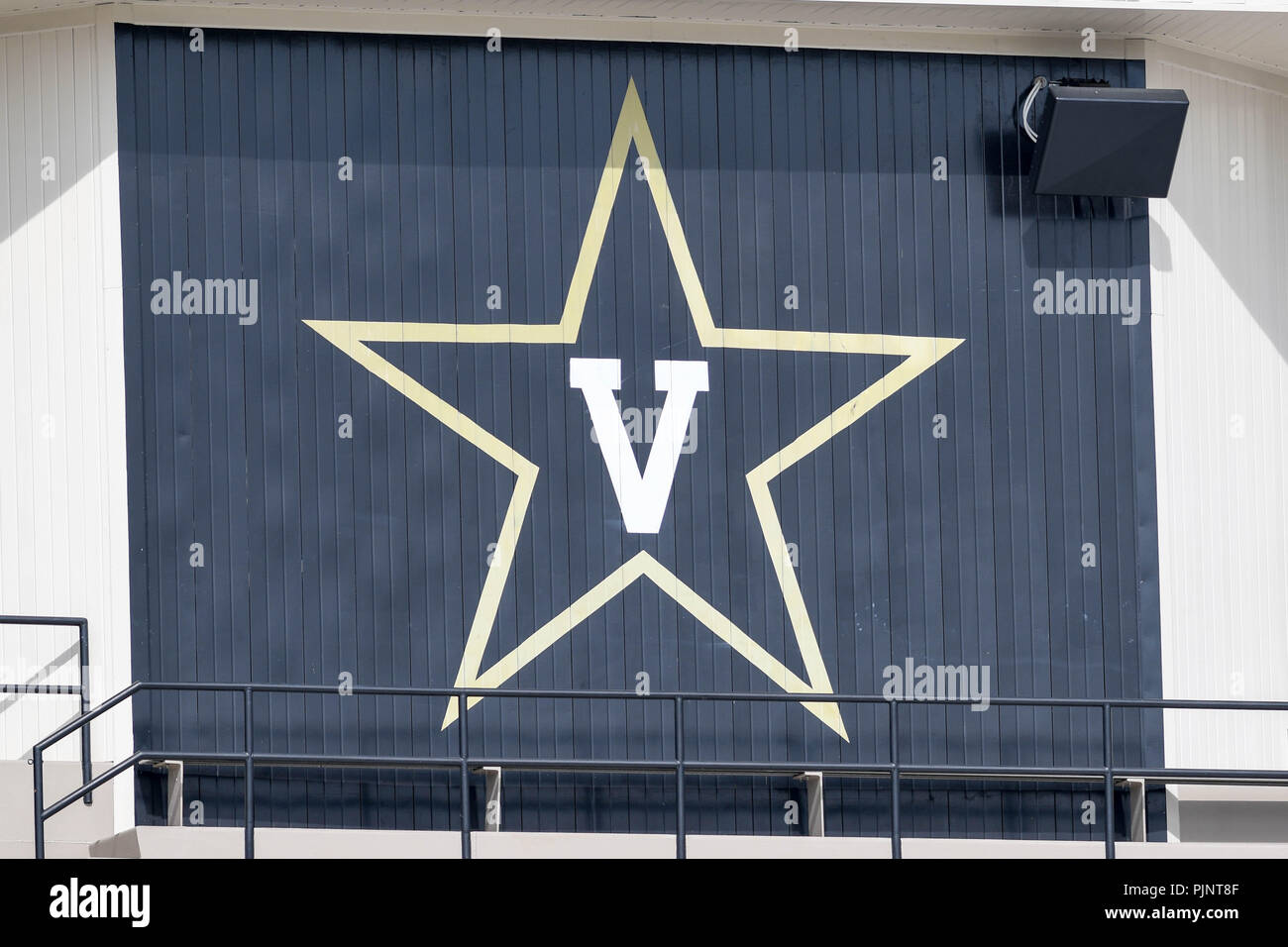 Wolf pack logo hi-res stock photography and images - Alamy