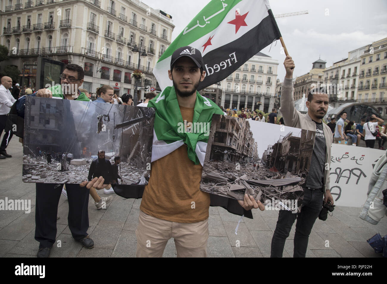 Refugee photos hi-res stock photography and images - Alamy