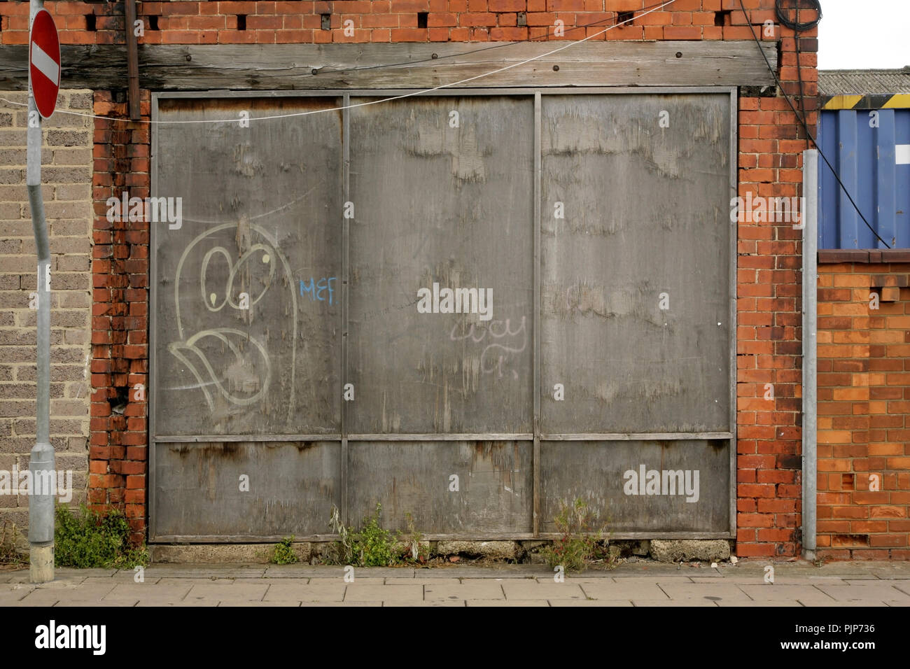 Derelict shops city high street hi-res stock photography and images - Alamy