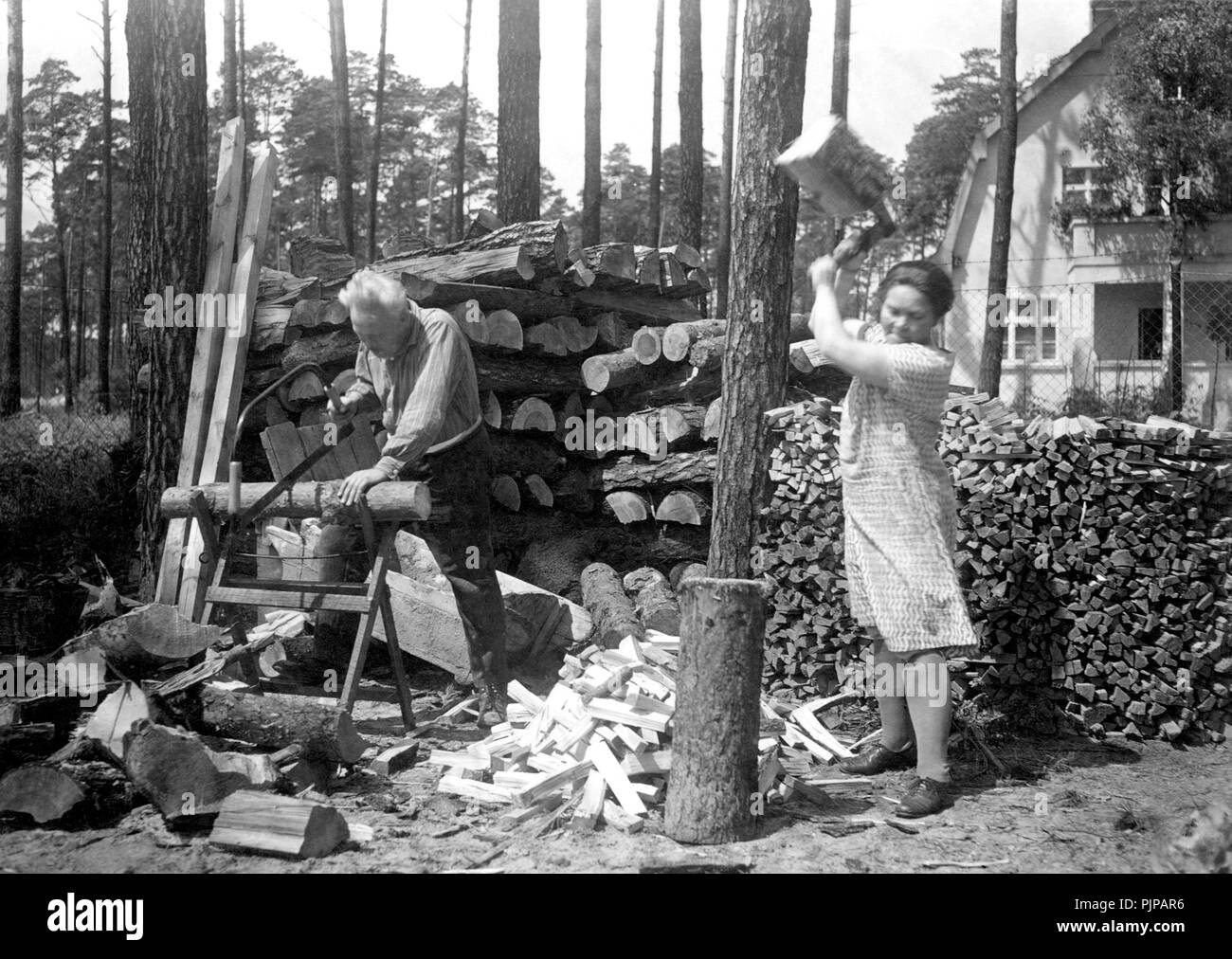 Wood chopping historic hi-res stock photography and images - Alamy