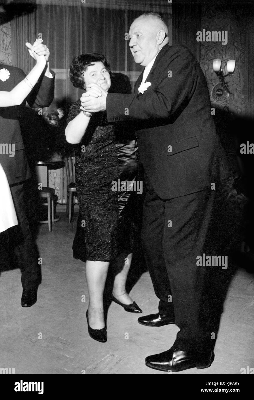 1950s couple dancing hi-res stock photography and images - Alamy