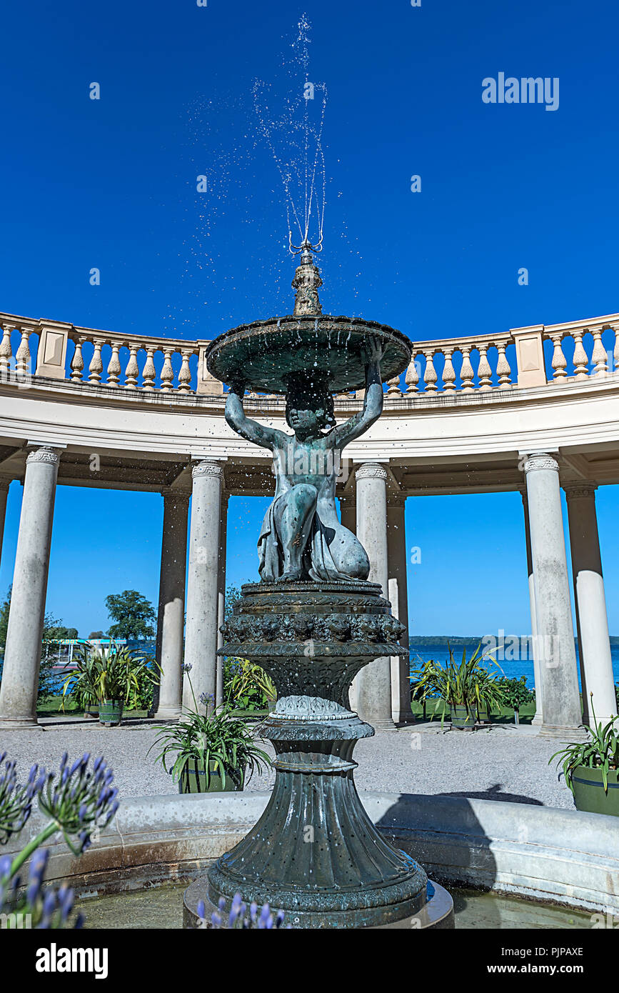 Shell water fountain hi-res stock photography and images - Alamy