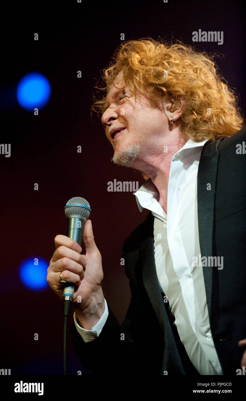 Simply red singer mick hucknall hi-res stock photography and images - Alamy