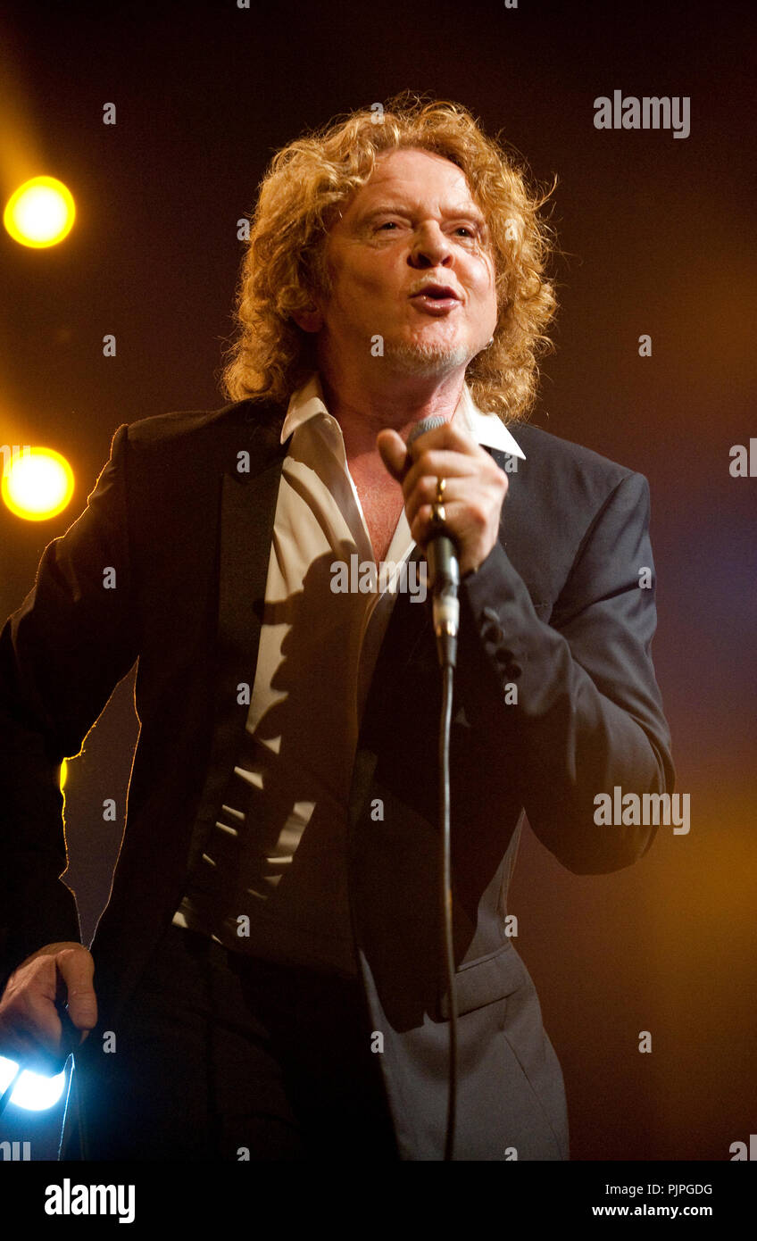 Simply red singer mick hucknall hi-res stock photography and images - Alamy