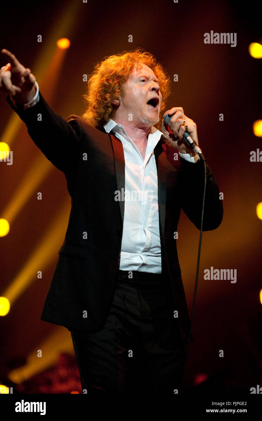 Simply red singer mick hucknall hi-res stock photography and images - Alamy