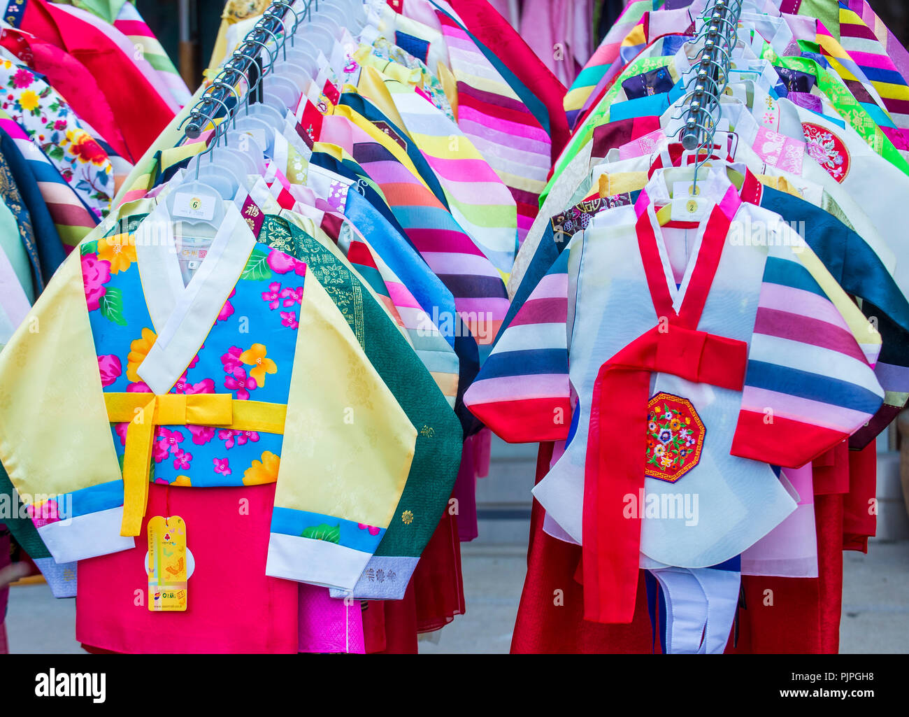 Hanbok clothing hi-res stock photography and images - Alamy