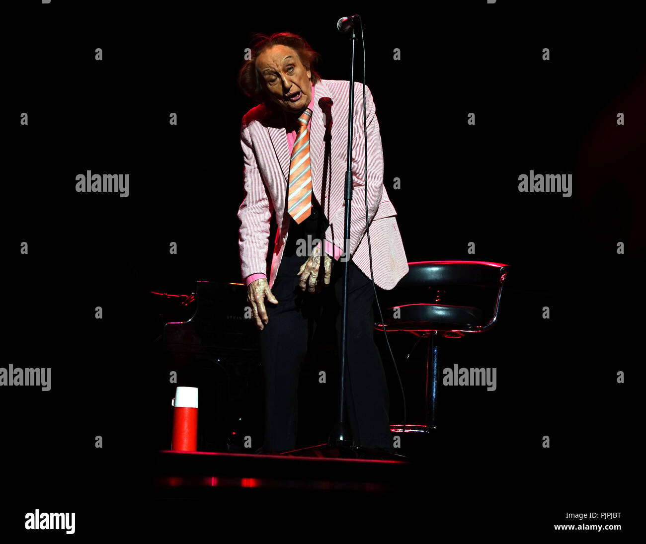 Ken dodd hi-res stock photography and images - Alamy