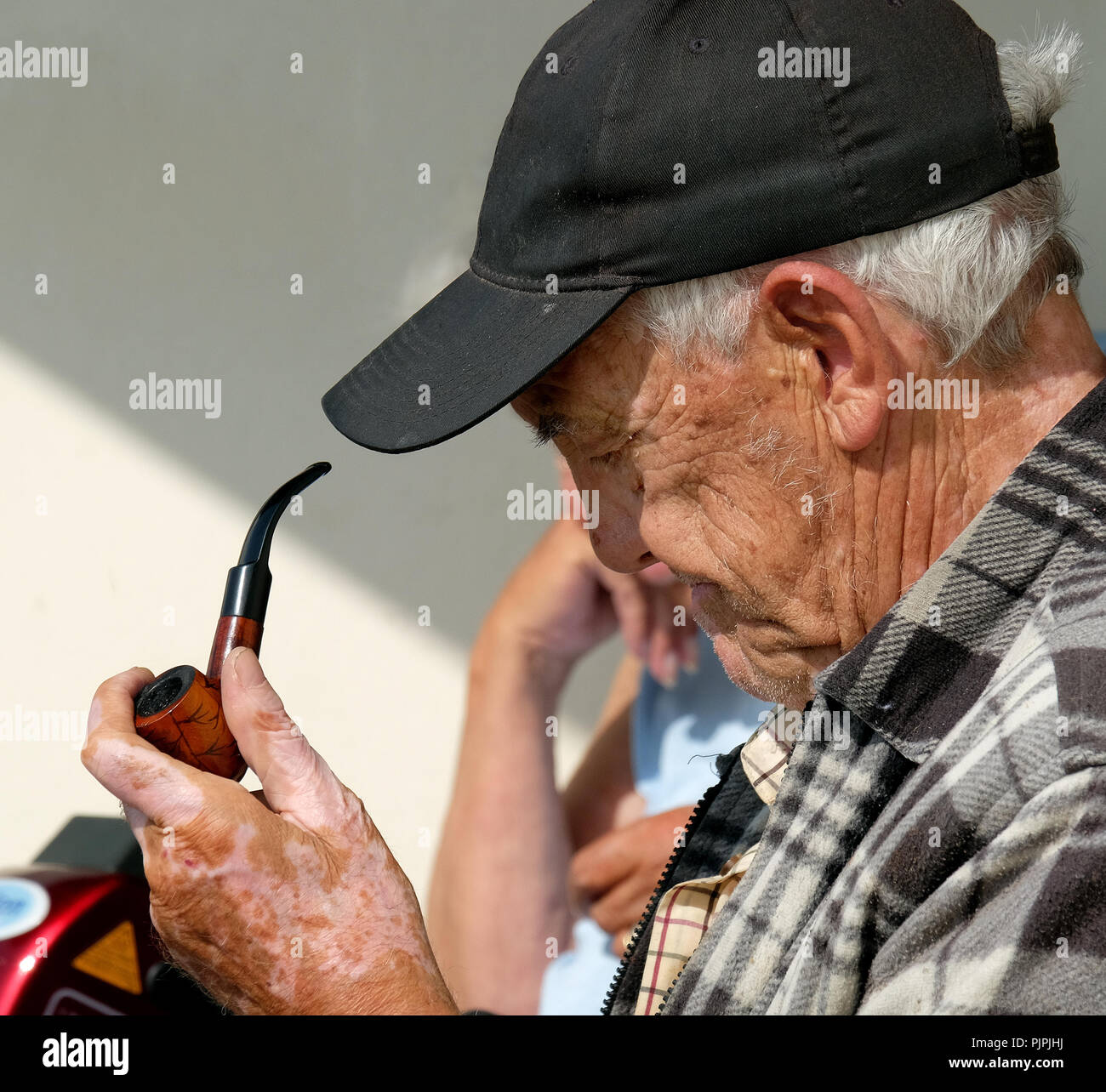 Old man smoke hi-res stock photography and images - Alamy