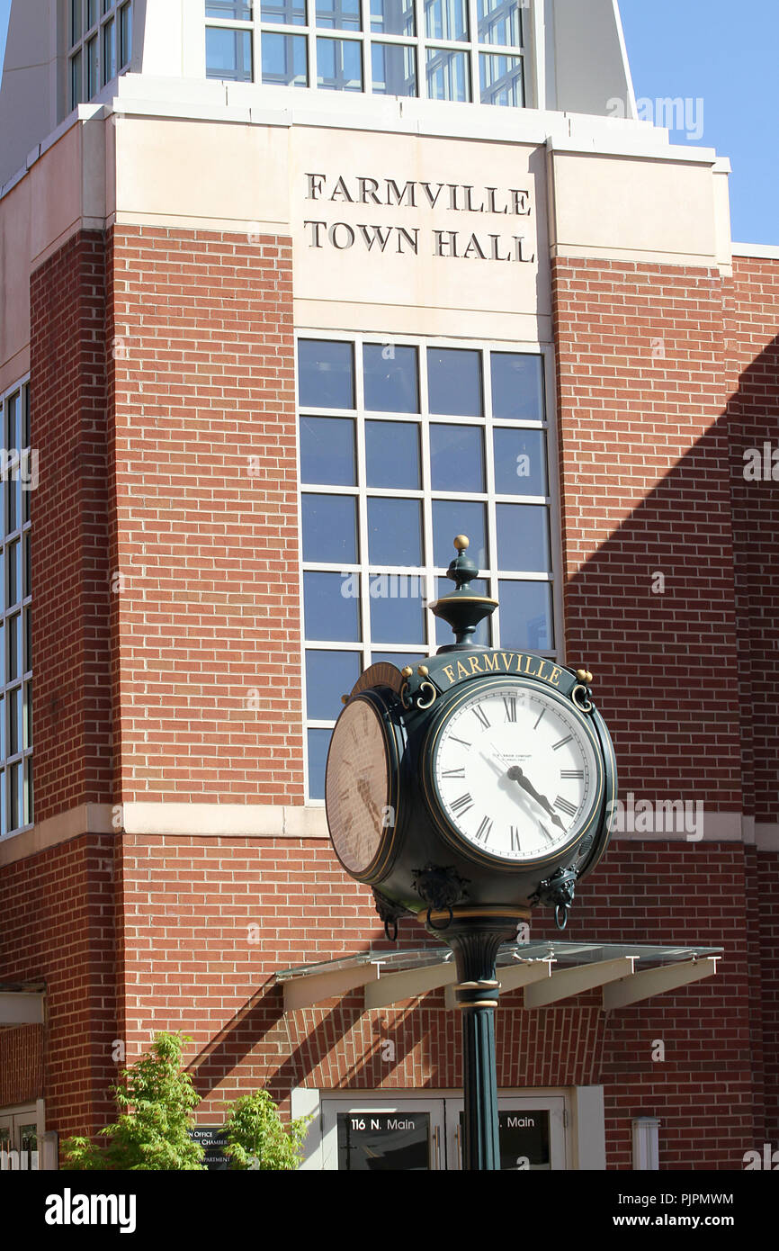 Outside town hall hi-res stock photography and images - Alamy