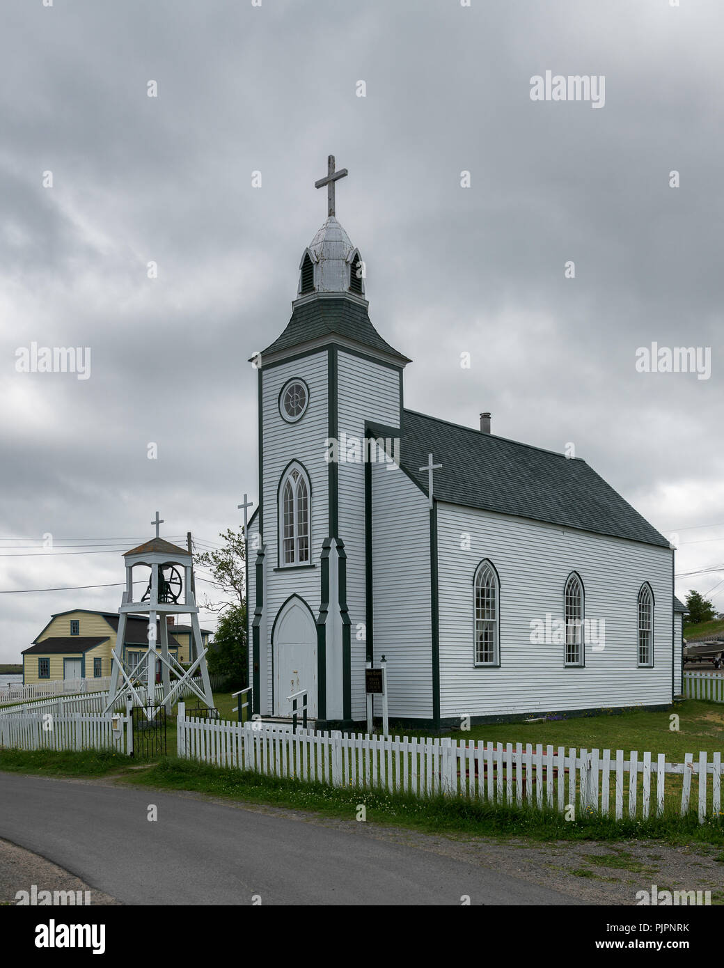 Christian cross on fence hi-res stock photography and images - Alamy