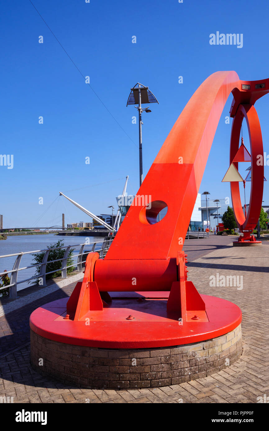 Newport wave steel sculpture newport hi-res stock photography and ...