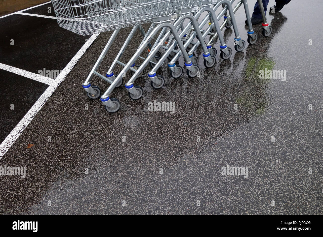 Wet supermarket carpark hi-res stock photography and images - Alamy